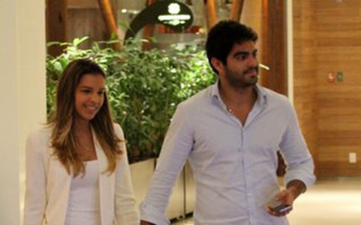 Mariana Rios circula de mãos dadas com o namorado em shopping - Quem ...