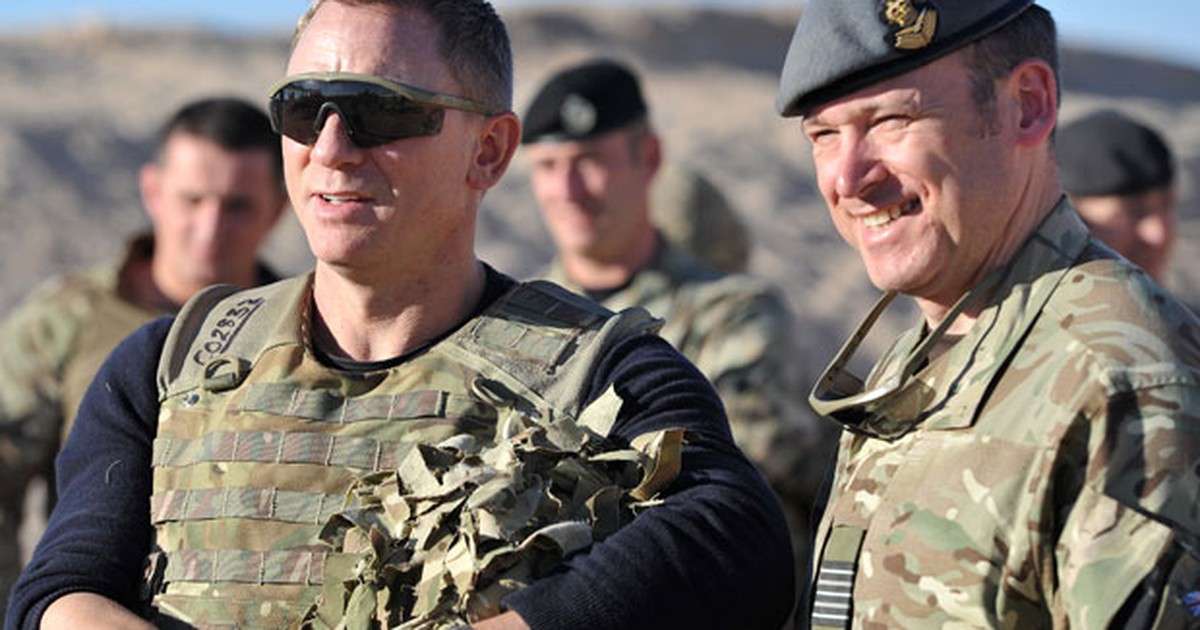 G1 - Daniel Craig, intérprete de 007, visita tropas britânicas no ...