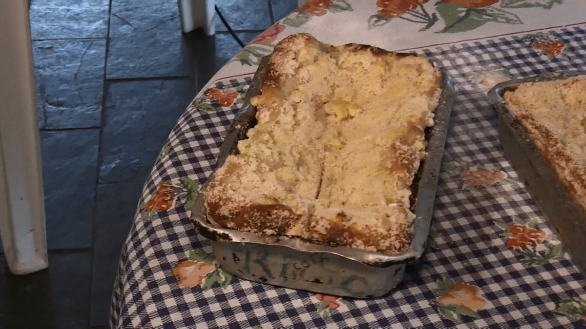 Aprenda a fazer cuca alemã de ricota com farofa doce crocante ...