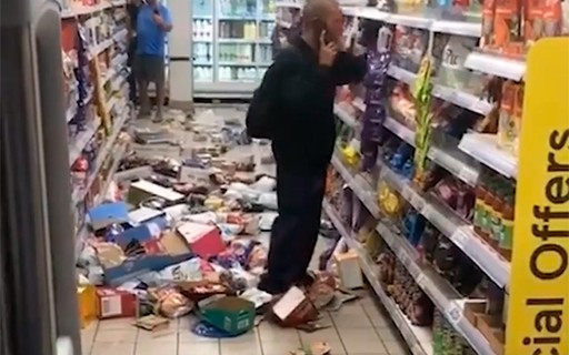 Homem se recusa a usar máscara e destrói gôndolas em supermercado ...