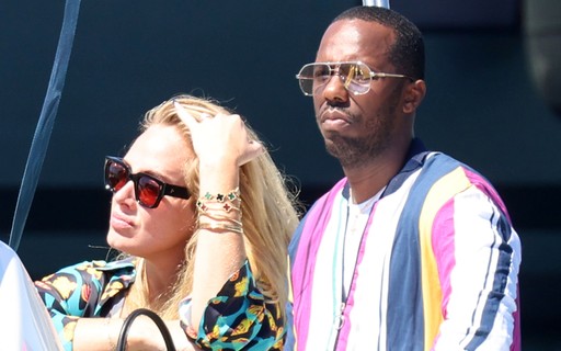 Adele curte férias em passeio de barco na Sardenha com o namorado ...