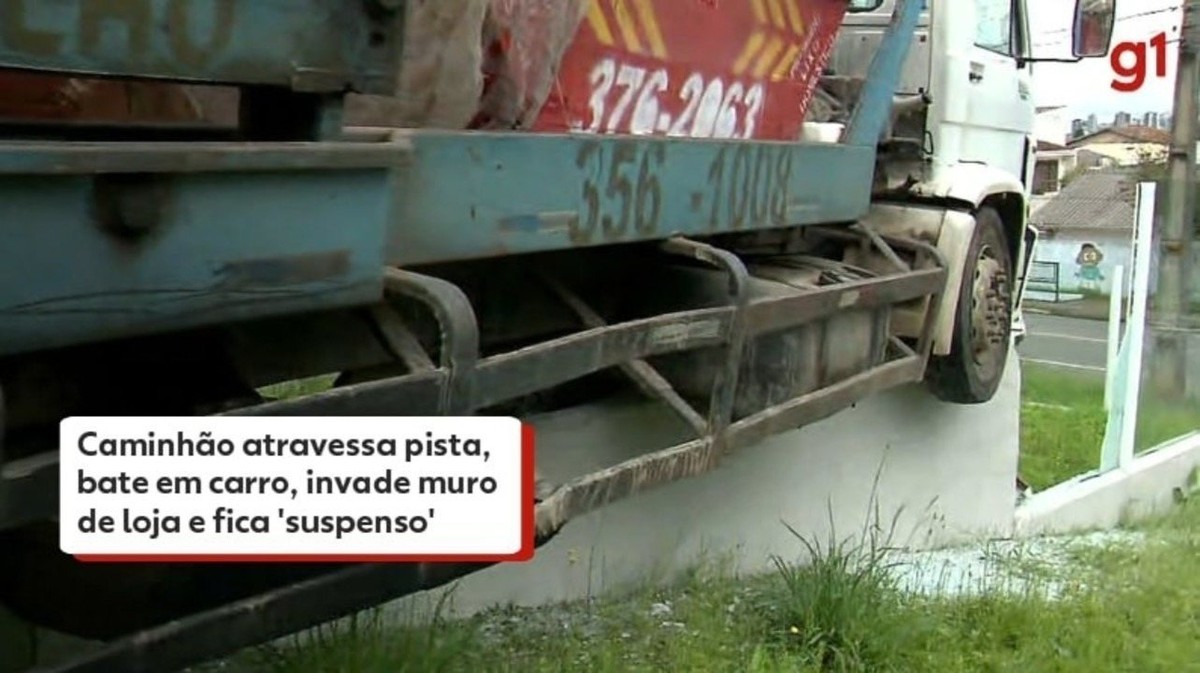 IMAGENS: Caminhão desgovernado desce rua, bate em carro, invade imóvel e fica preso em muro ...