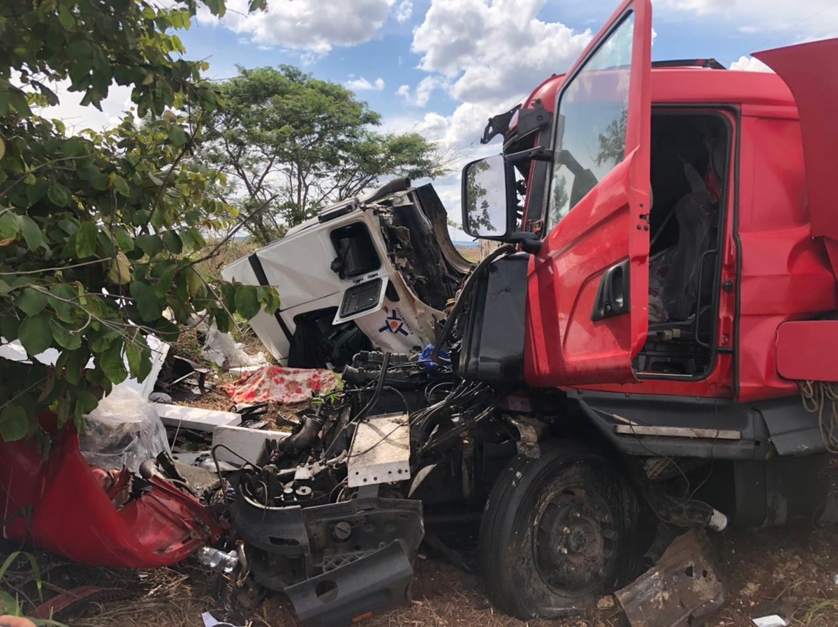 Carreta e caminhão batem de frente na BR-262, motorista morre e outro fica preso às ferragens ...