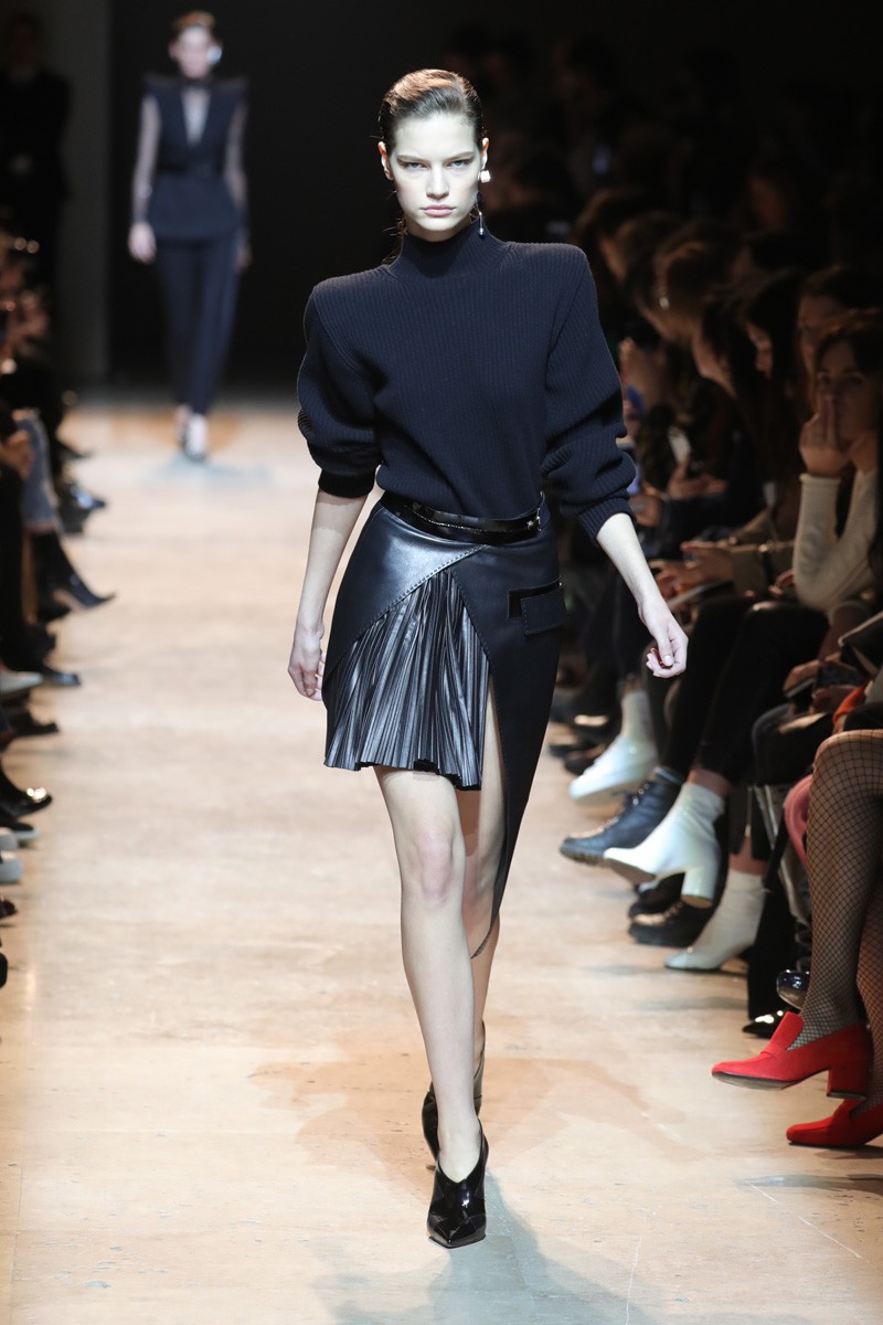 Mugler passeia em seu habitat natural com inverno 2018 oitentista ...