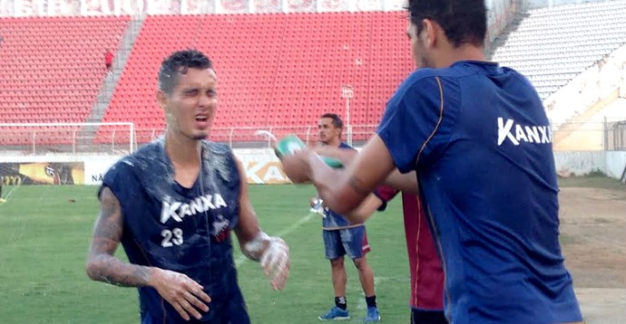 Aniversariante Marcelinho festeja gol da classificação como um presente ...