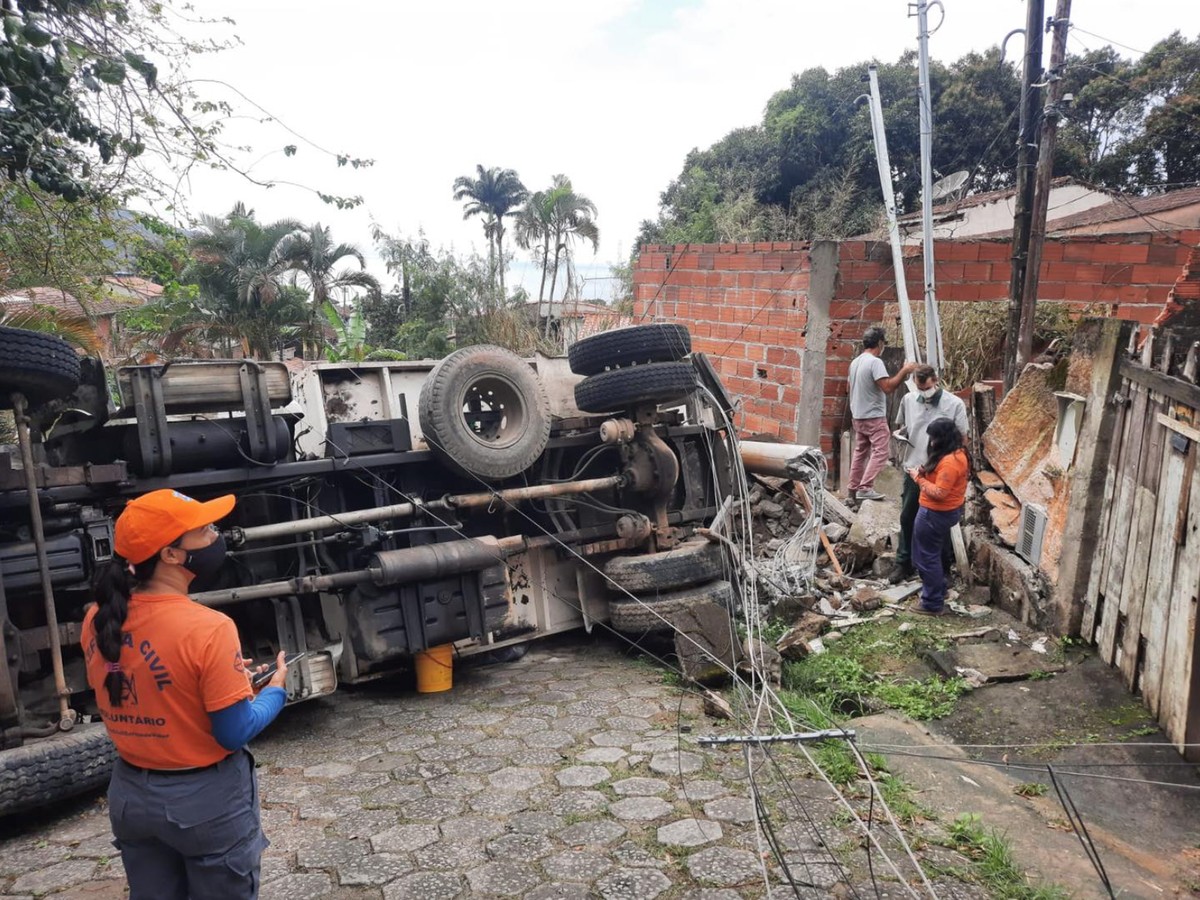 Caminhão desgovernado derruba poste e muro de casa em São Sebastião, SP | Vale do Paraíba e ...