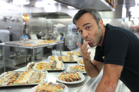Marcelo Valle invade a cozinha de navio durante filmagens de longa ...