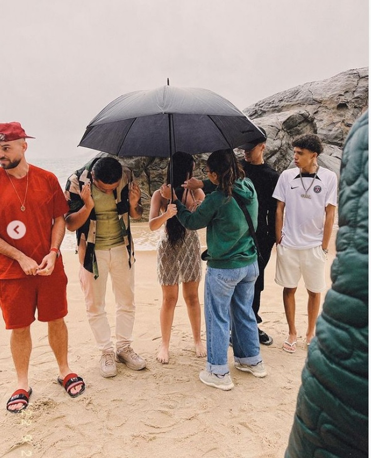 Juliette Freire se protege da chuva nos bastidores de trabalho ...