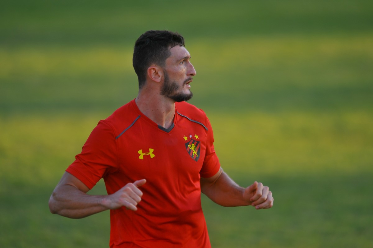 De volta após lesão no Sport, Sander diz: "Se tivesse com uma perna só ...