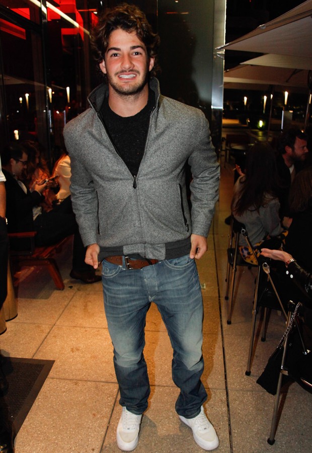 Alexandre Pato dá autógrafo a garçom em inauguração de restaurante ...