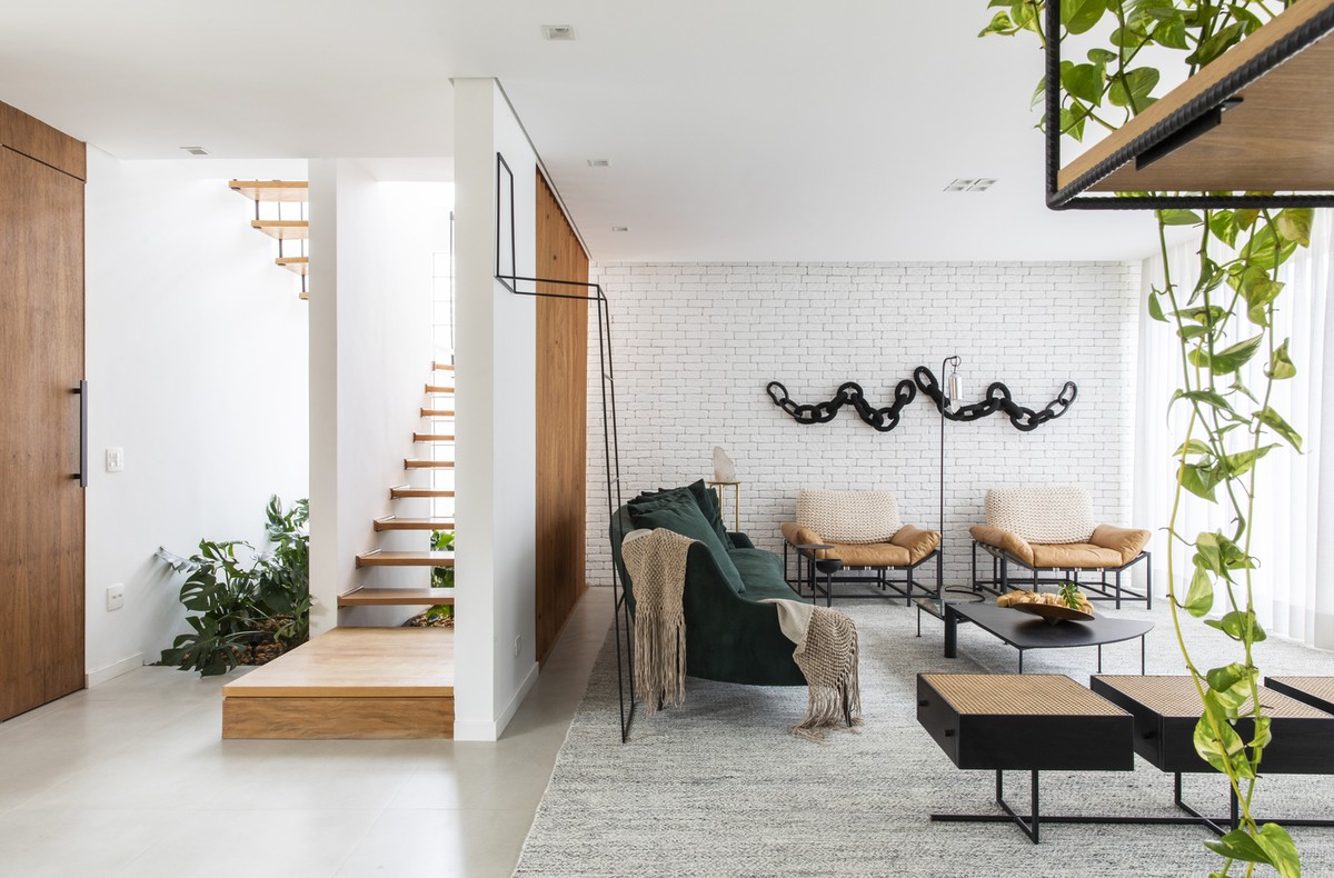 Arquitetura e design brasileiro se conectam em casa cercada por verde ...