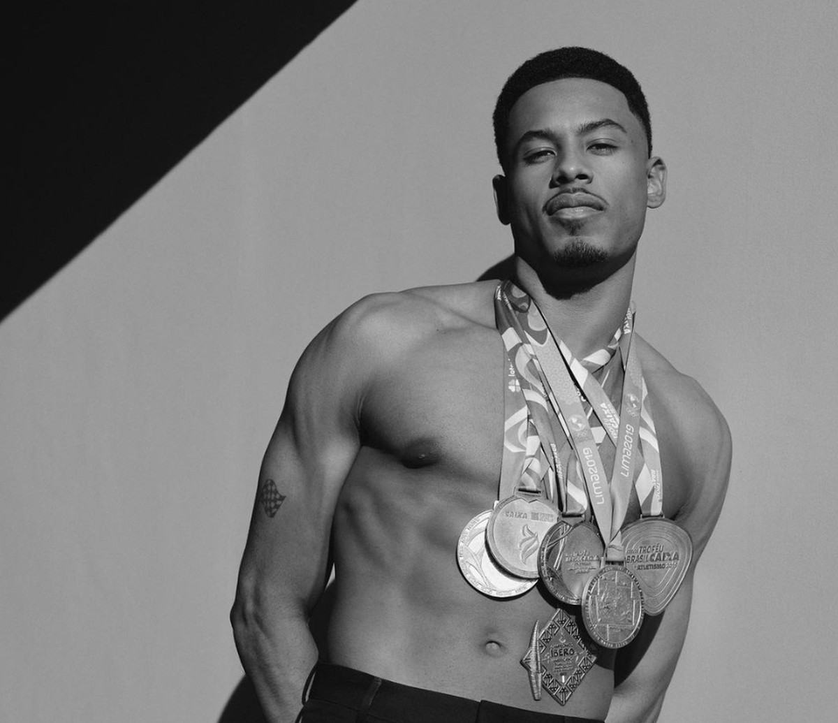 Paulo André posa sem camisa ensaio de moda exibindo medalhas ...