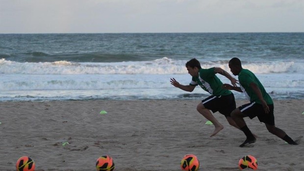 Em Salvador, Coritiba aproveita para realizar treino diferente na praia ...