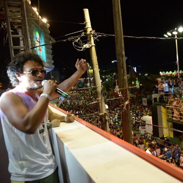 Leo Maia canta sucessos de Tim Maia na varanda do camarote QUEM - Quem ...