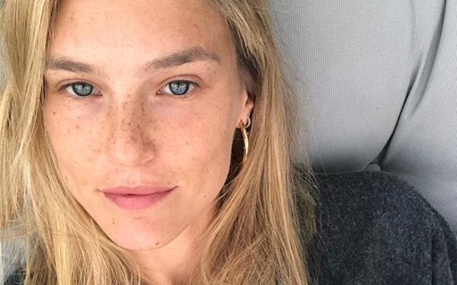 Bar Refaeli mostra beleza natural com foto sem maquiagem - Quem | QUEM News