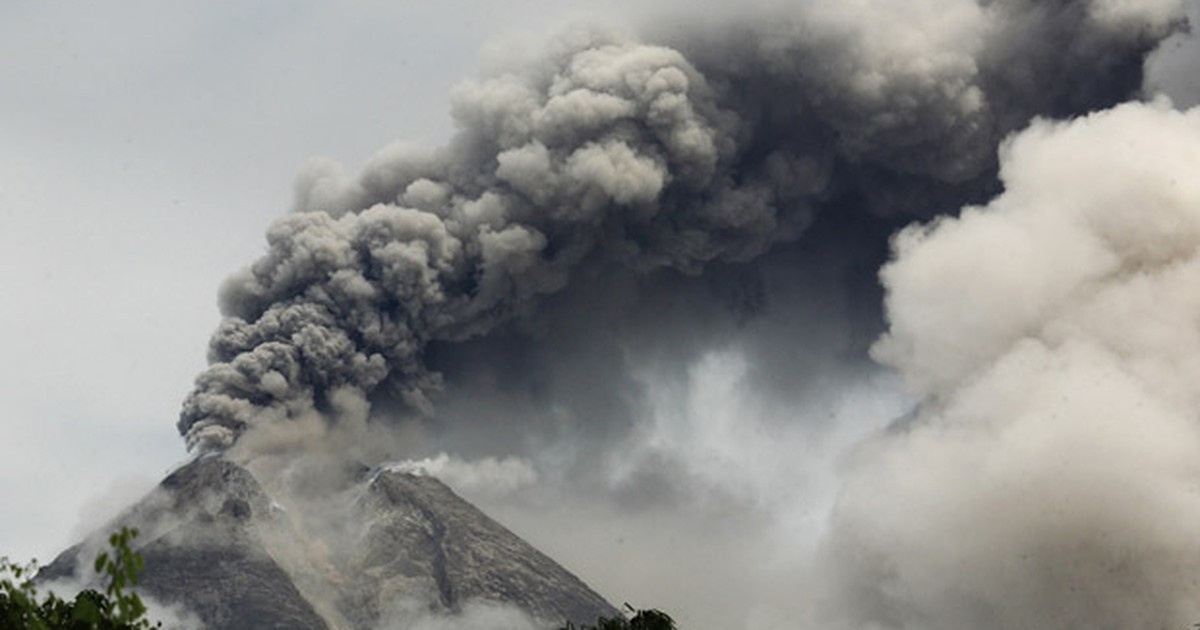 G1 - Vulcão Merapi volta a expelir fumaça e rochas na Indonésia ...