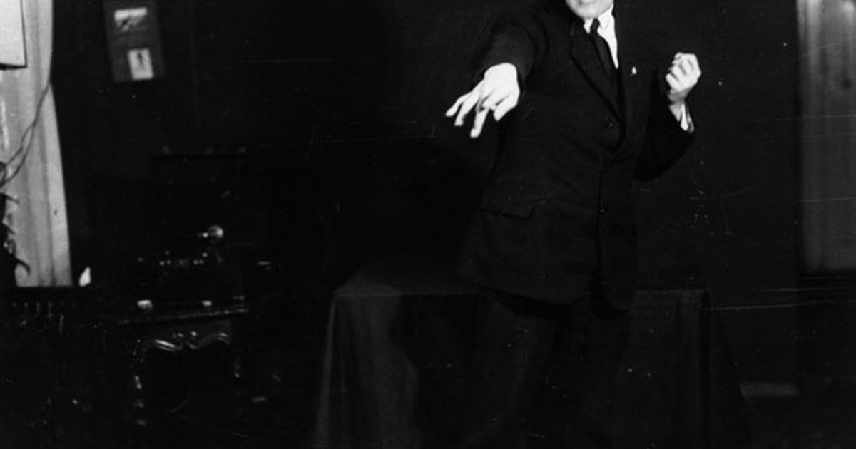 G1 - Fotos mostram Hitler 'ensaiando' discursos na prisão em 1925 ...