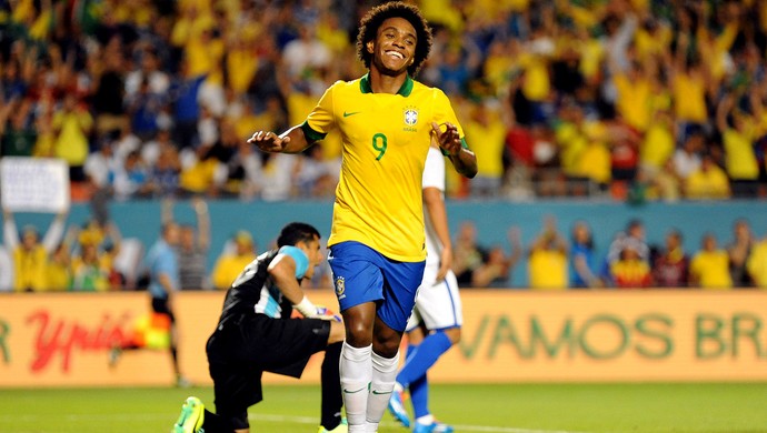 Após 20 jogos, Willian vê Brasil mais entrosado: "Sabe jogar sem a bola"