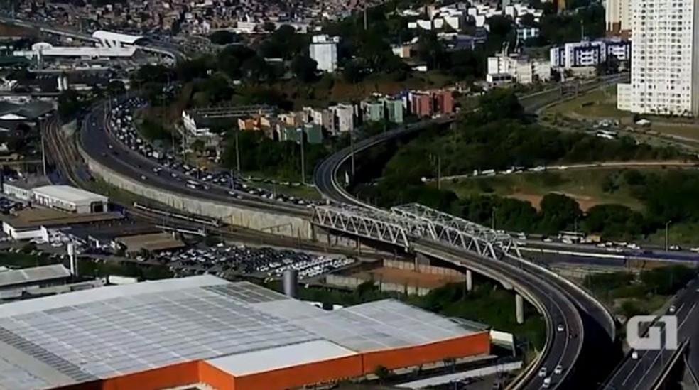 Caminhão quebra na BR-324 e deixa trânsito congestionado na região por ...