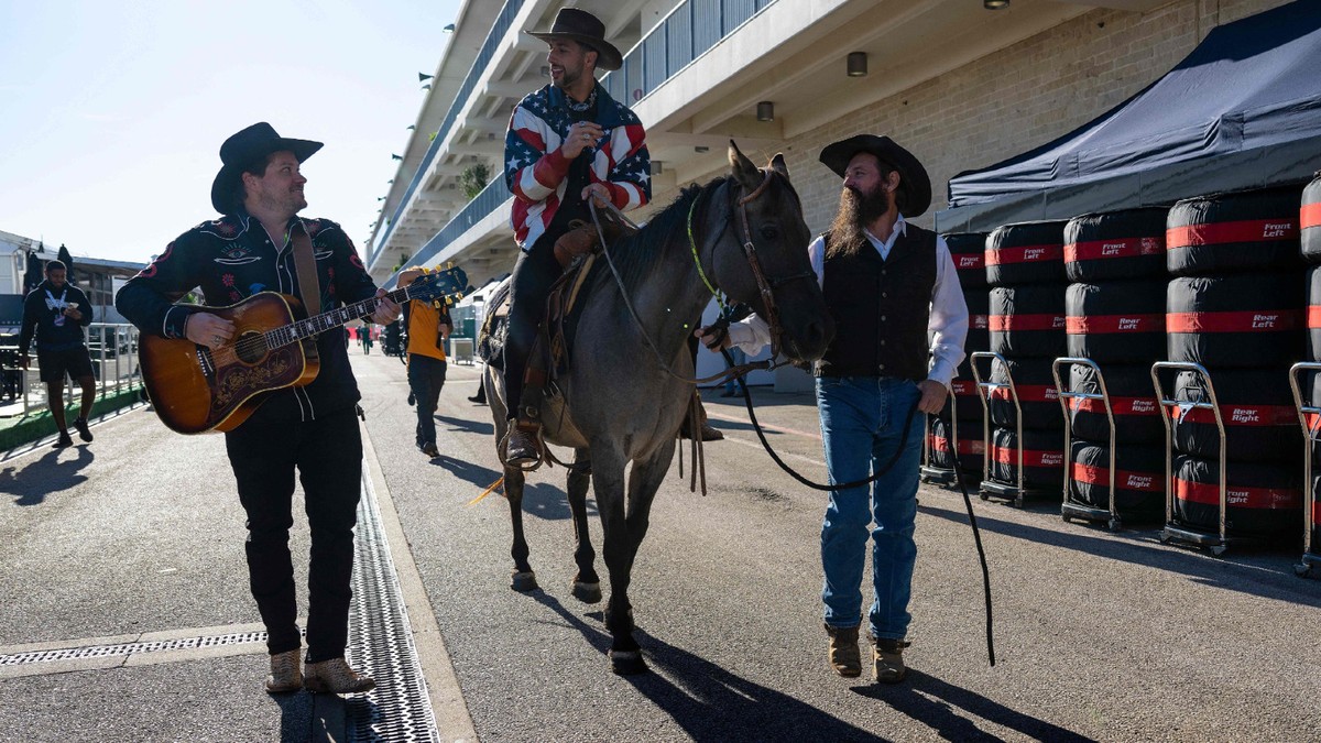 F1: Ricciardo surge a cavalo no paddock do GP dos EUA | fórmula 1 | ge