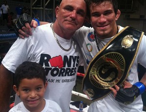 Ronys Torres celebra o cinturão e desconversa sobre retorno ao UFC ...