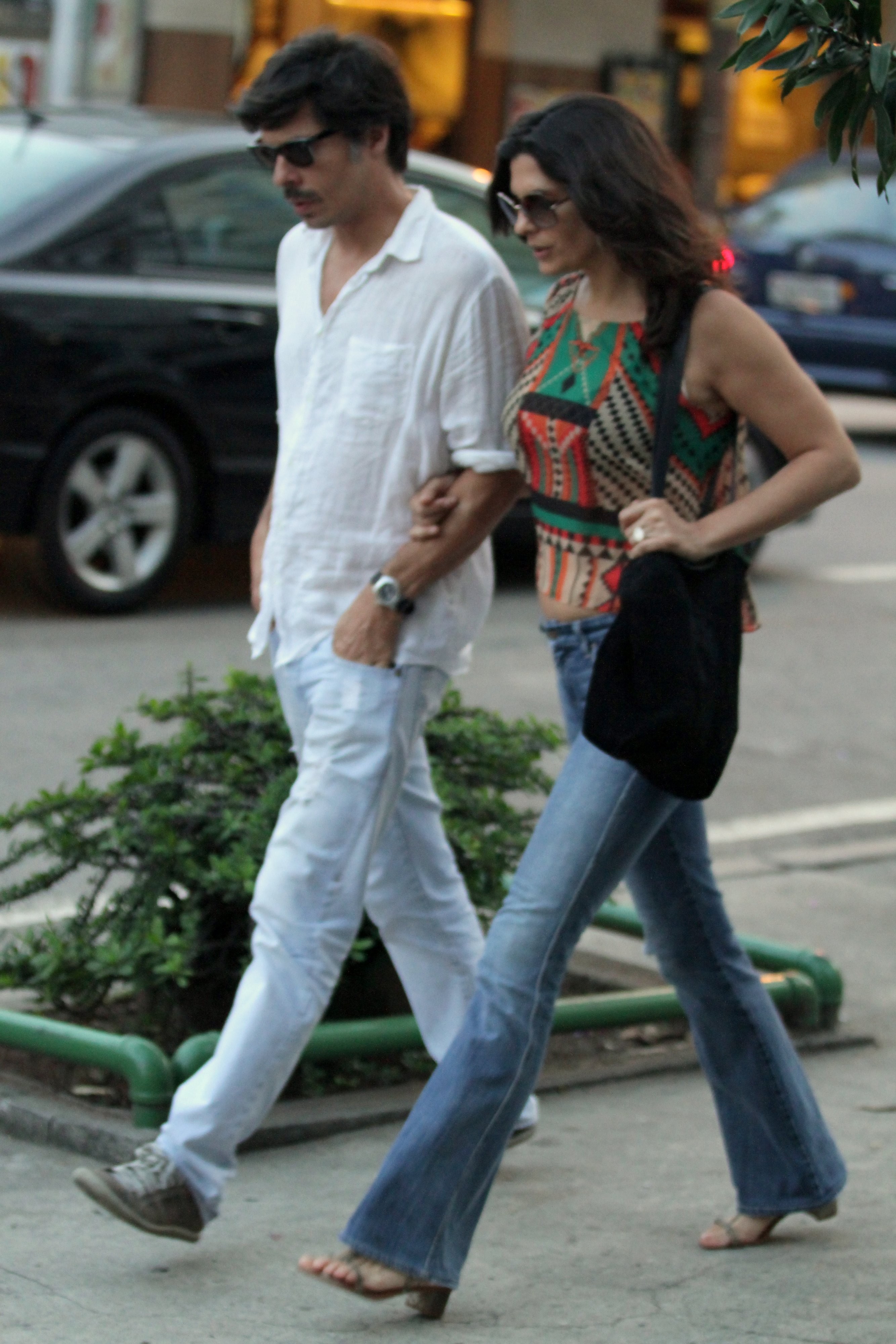 De braços dados, Helena Ranaldi e Daniel Alvim passeiam no Rio - Quem ...