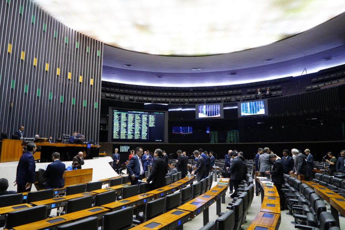 Saiba o salário e os benefícios dos deputados federais que tomam posse ...