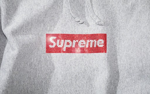 O logo da Supreme recebeu uma versão em Swarovski - GQ | Moda masculina
