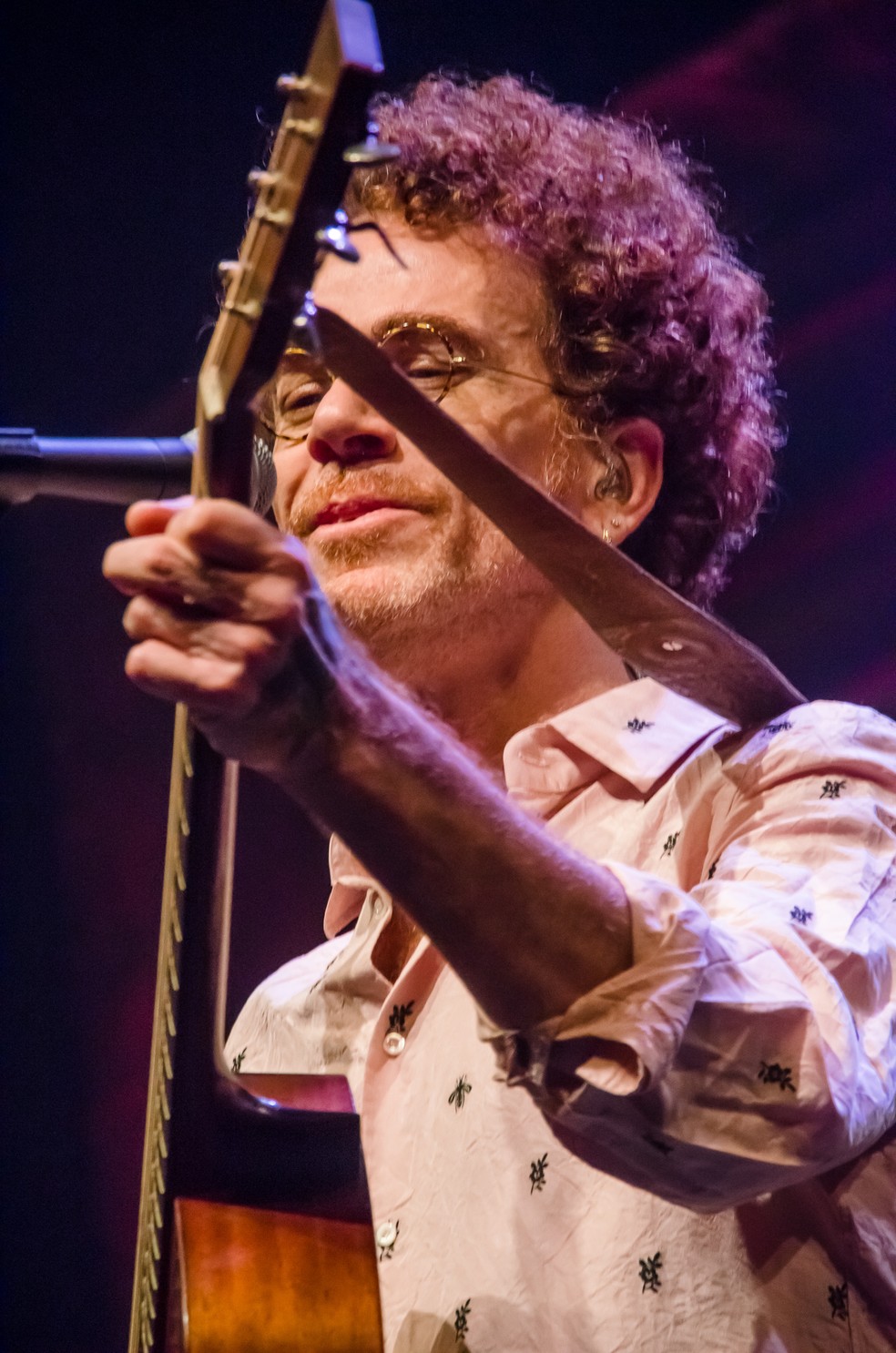 Nando Reis fica mais perto do público quando expõe no palco a alma das ...