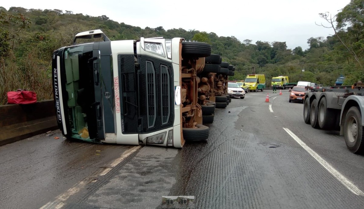 Carreta com algodão tomba e causa lentidão na Rodovia Cônego Domenico Rangoni | Santos e Região | G1
