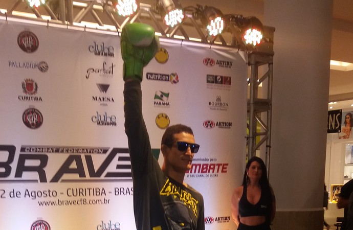 Carl Booth chama criança e conquista público em treino aberto do Brave 8