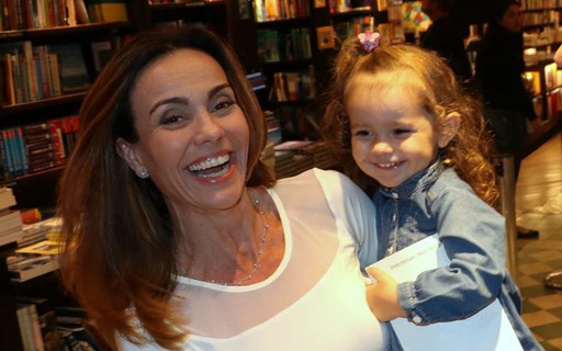 Filha de Flávia Monteiro rouba a cena em noite de autógrafos - Quem ...