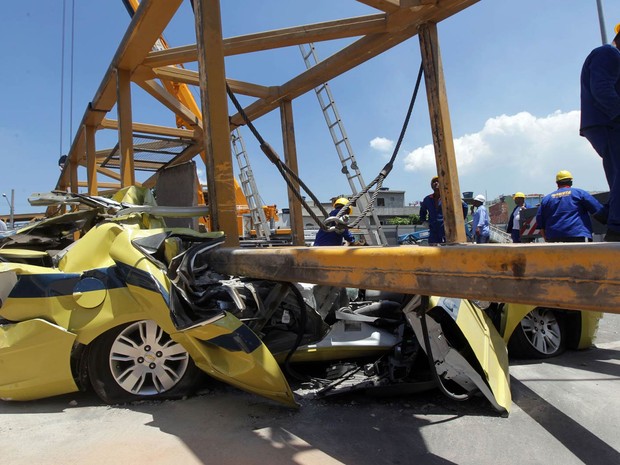 G1 - Passarela que caiu no Rio após colisão pesava 120 toneladas ...