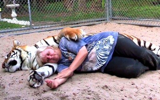 Mulher mantém tigres como animais de estimação no quintal de casa nos ...