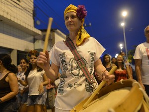 G1 - Praia de Porto de Galinhas, PE, tem frevo, samba e maracatu ...