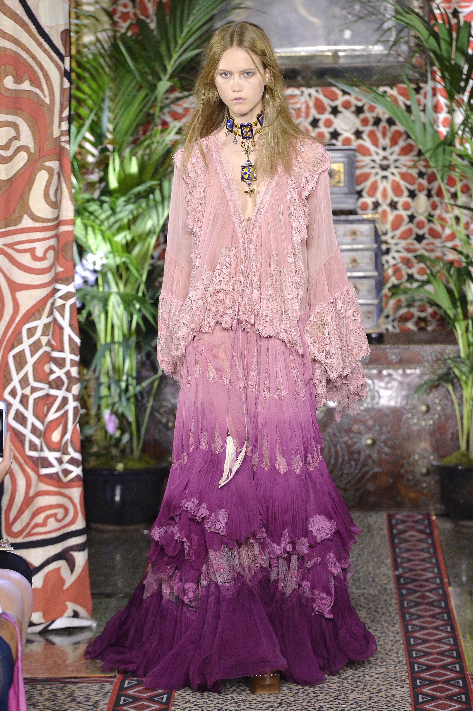 Verão da Cavalli ganha referências 70's, étnicas e aura boho | Desfiles ...