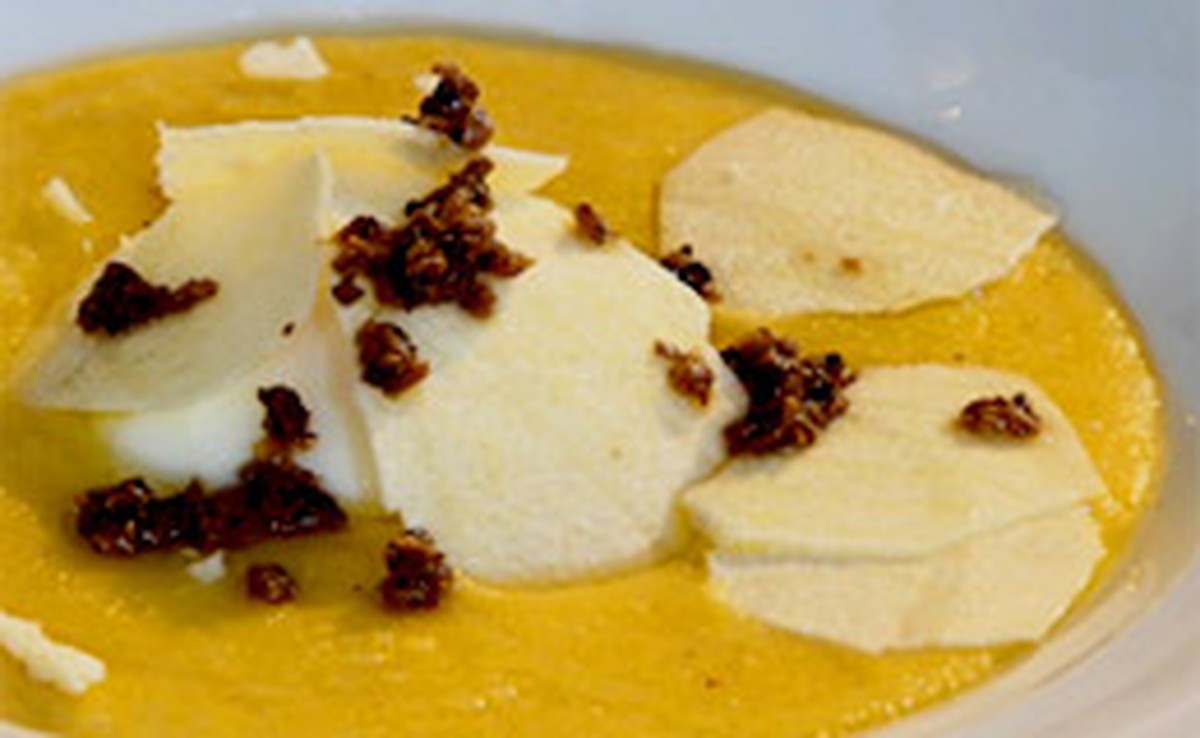 Polenta mole com ovo poché caipira, palmito e trufas, de Claude ...