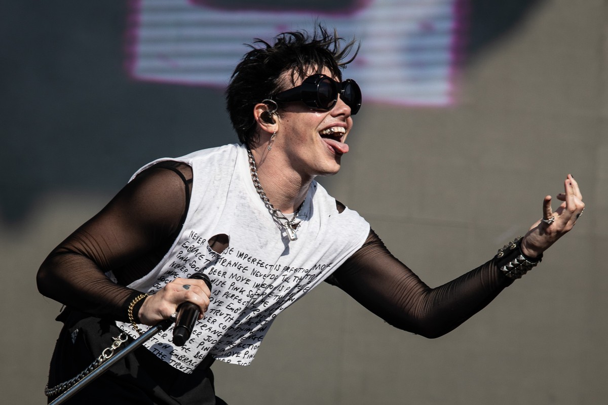 Yungblud Canta En Medio De La Audiencia Luciendo Un Crop Top Brasileño Y Abriendo Círculo En Un