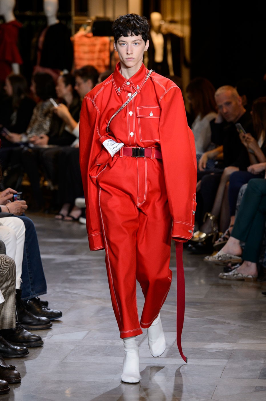 Vetements ocupa Galeries Lafayette com coleção repleta de parcerias ...