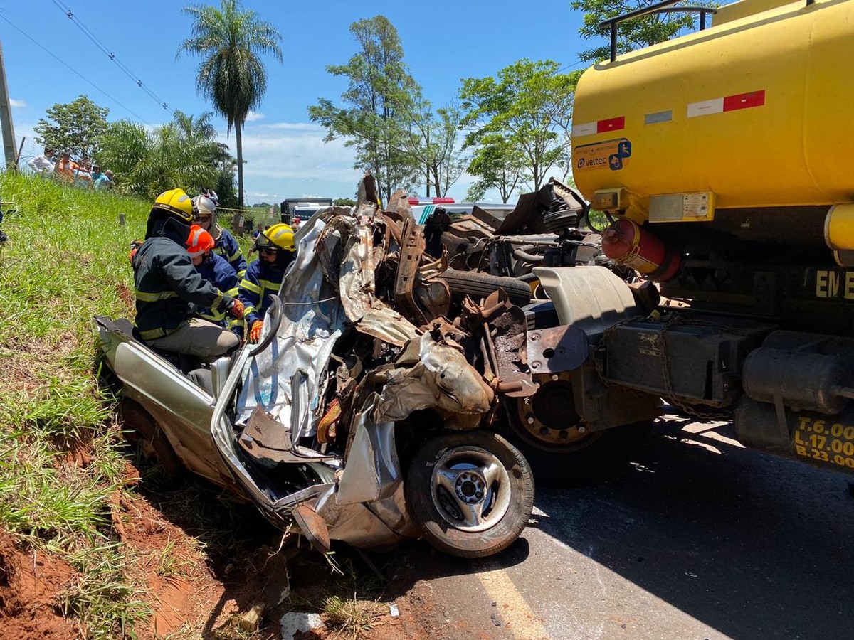 Motorista Morre Após Carro Bater De Frente Com Caminhão Tanque No Pr