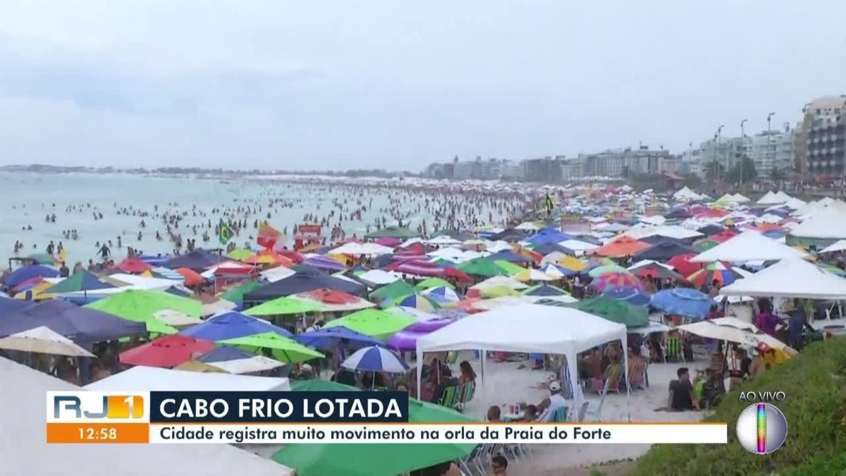 Praia do Forte, em Cabo Frio, fica lotada na última quinta-feira de ...