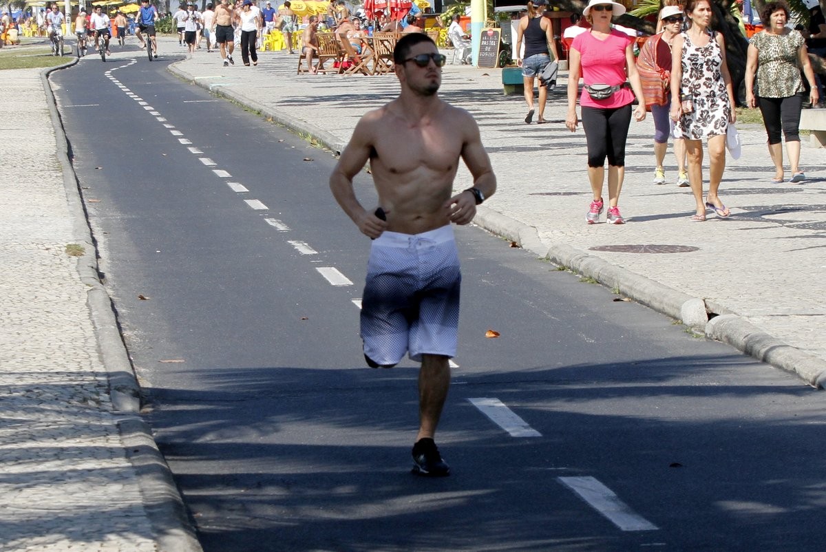 Daniel Rocha mostra corpo sarado em dia de corrida no Rio de Janeiro ...