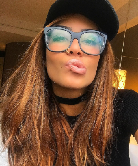 Musa do biquinho! Irmã de Neymar faz charme com blusa decotada - Quem ... Musa do biquinho! Irmã de Neymar faz charme com blusa decotada - Quem ...