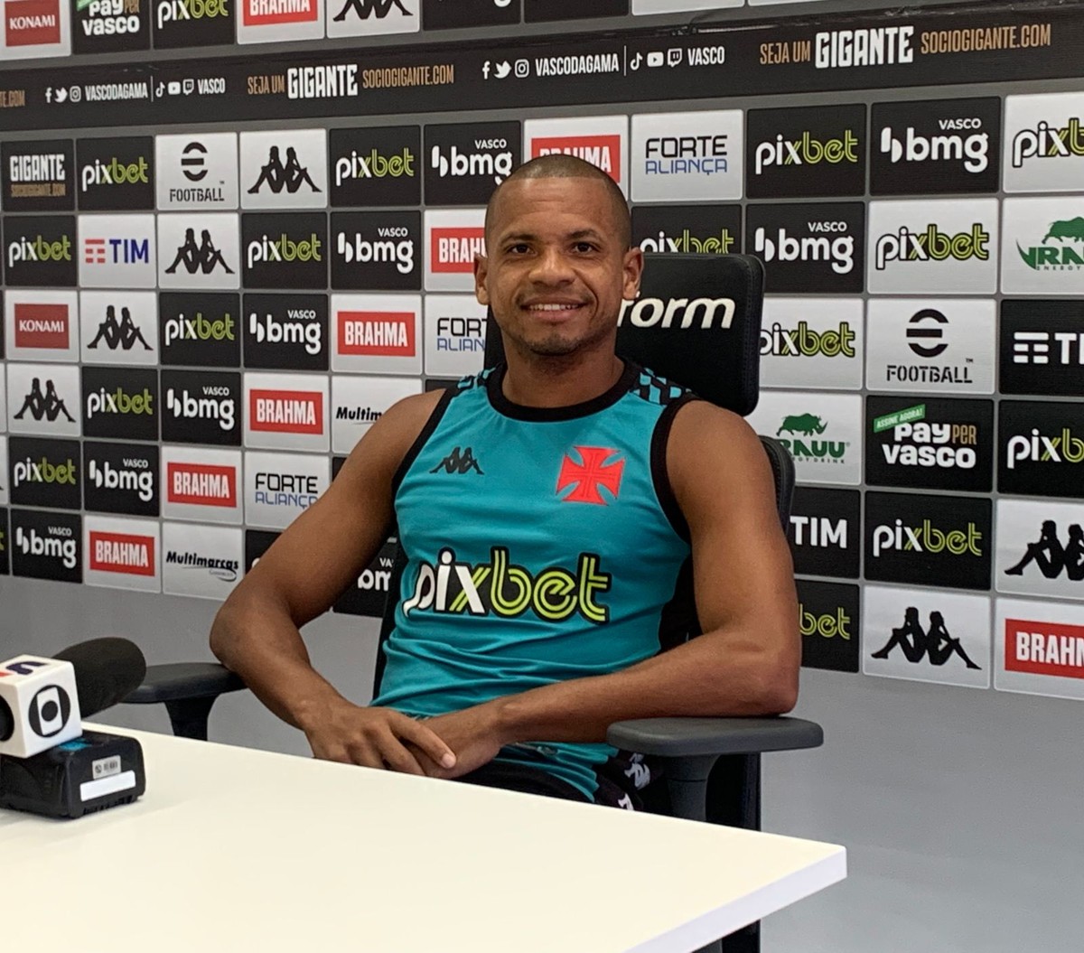 Edimar analisa concorrência com Riquelme pela lateral esquerda do Vasco ...