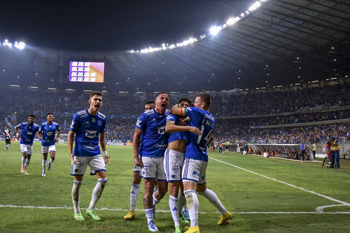 Em noite perfeita, o Cruzeiro voltou para o seu lugar | Meia encarnada | ge