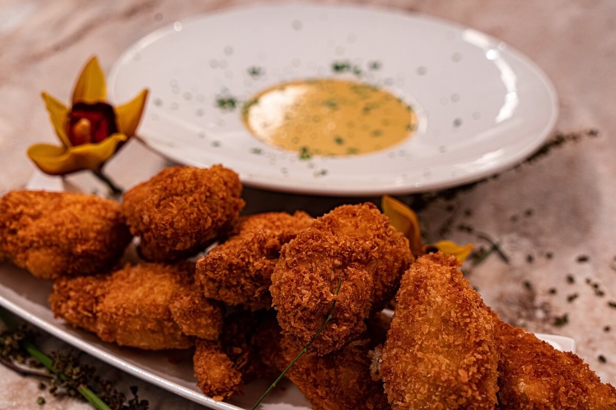 Coxinha de frango empanada com molho de quatro queijos | Receitas Sadia ...