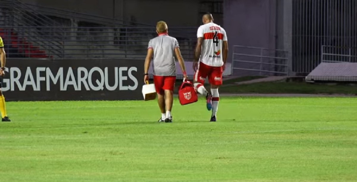 Matheus Stockl sente a coxa, e CRB tem mais um problema na defesa | crb ...