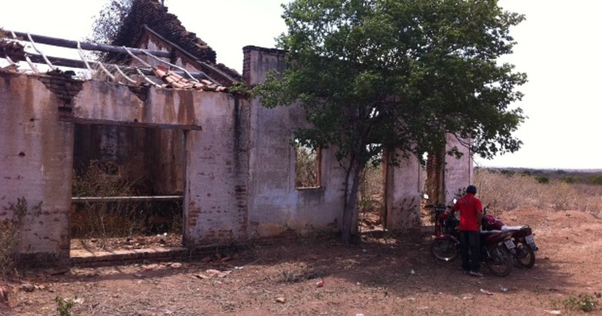 G1 - Apenas sete habitantes vivem em 'cidade fantasma' no sertão do ...