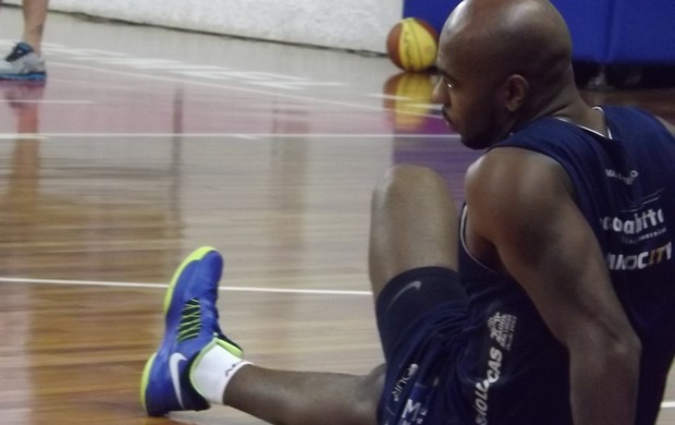 De volta a Bauru, Larry Taylor fala da eliminação da seleção brasileira ...