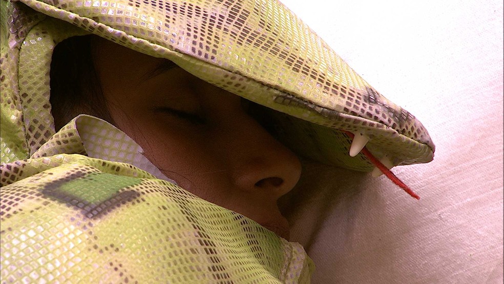 Carolina dorme na sala enquanto brothers conversam na cozinha | casa ...